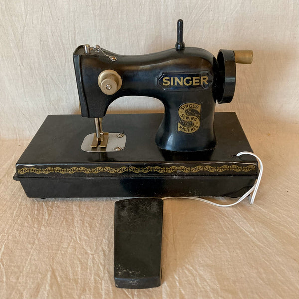 1960’s Singer Toy Sewing Machine – It Works! - Day Trip Treasures